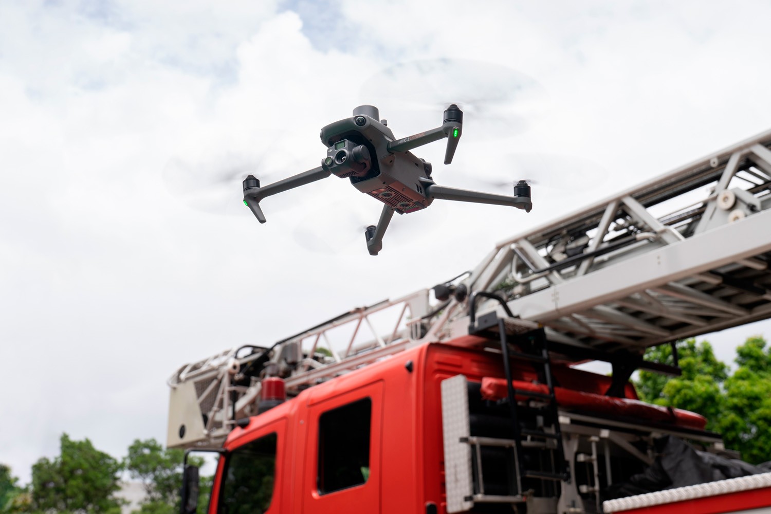 Новая серия портативных беспилотников DJI Mavic 3 Enterprise задает высокий стандарт ...